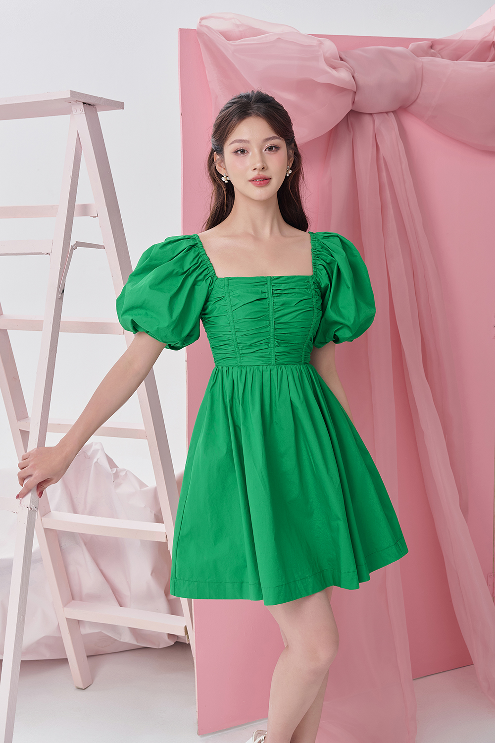 Daphne Ruched Puff Mini Dress in Kelly Green | Chello